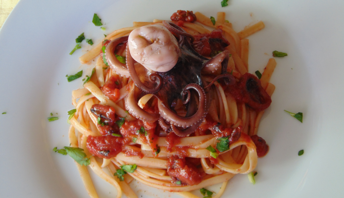Linguine con sugo piccante ai polipetti - Ricette.com
