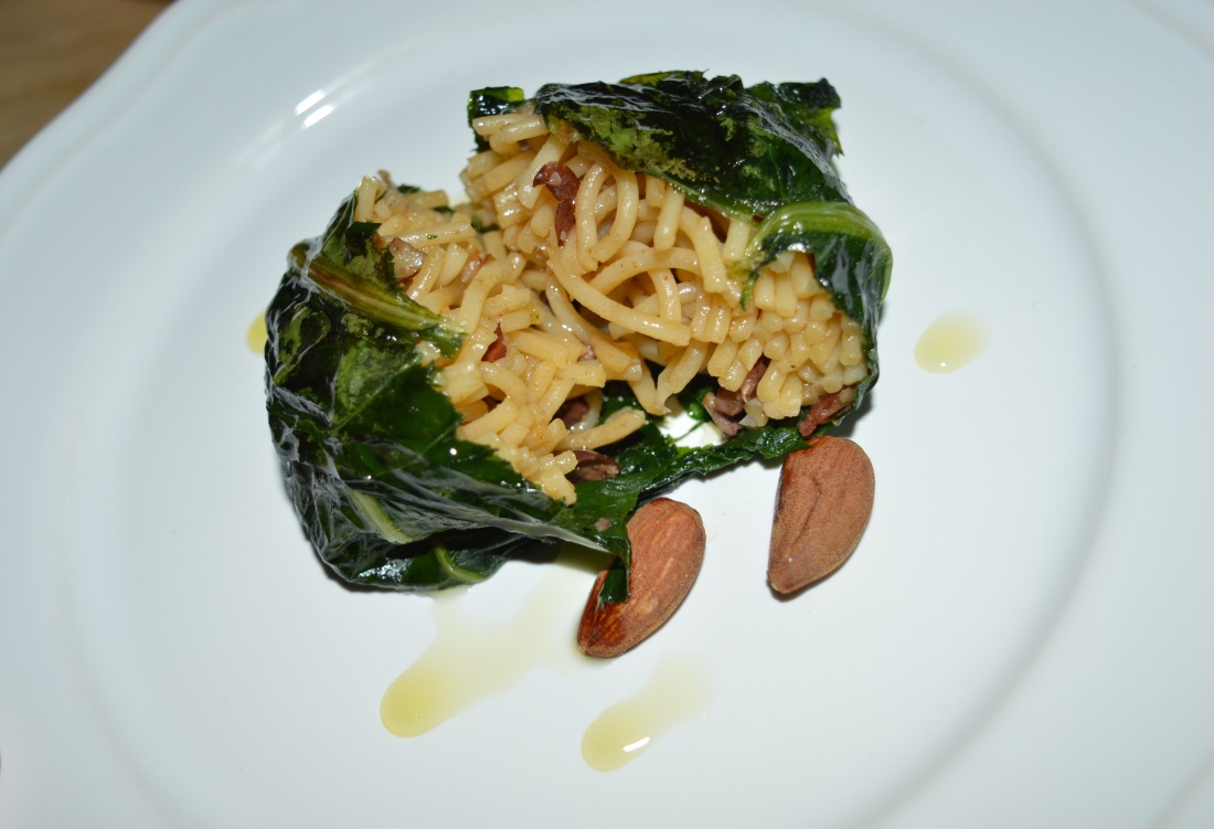 Tortini di cicoria ripieni di spaghetti con alici, olive nere e ...