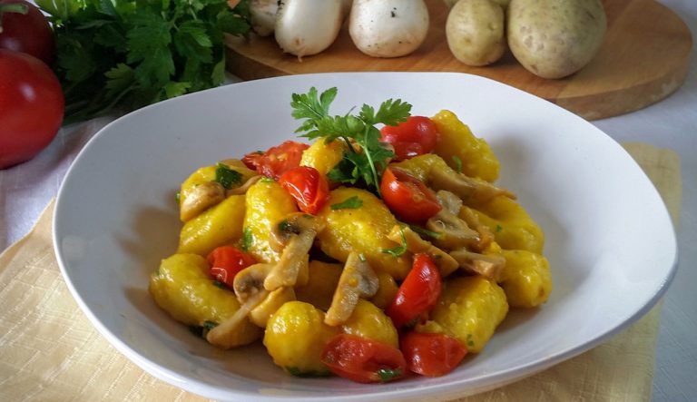 Gnocchi allo zafferano con funghi