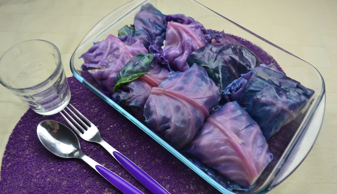 Involtini di cavolo viola con riso e salsiccia