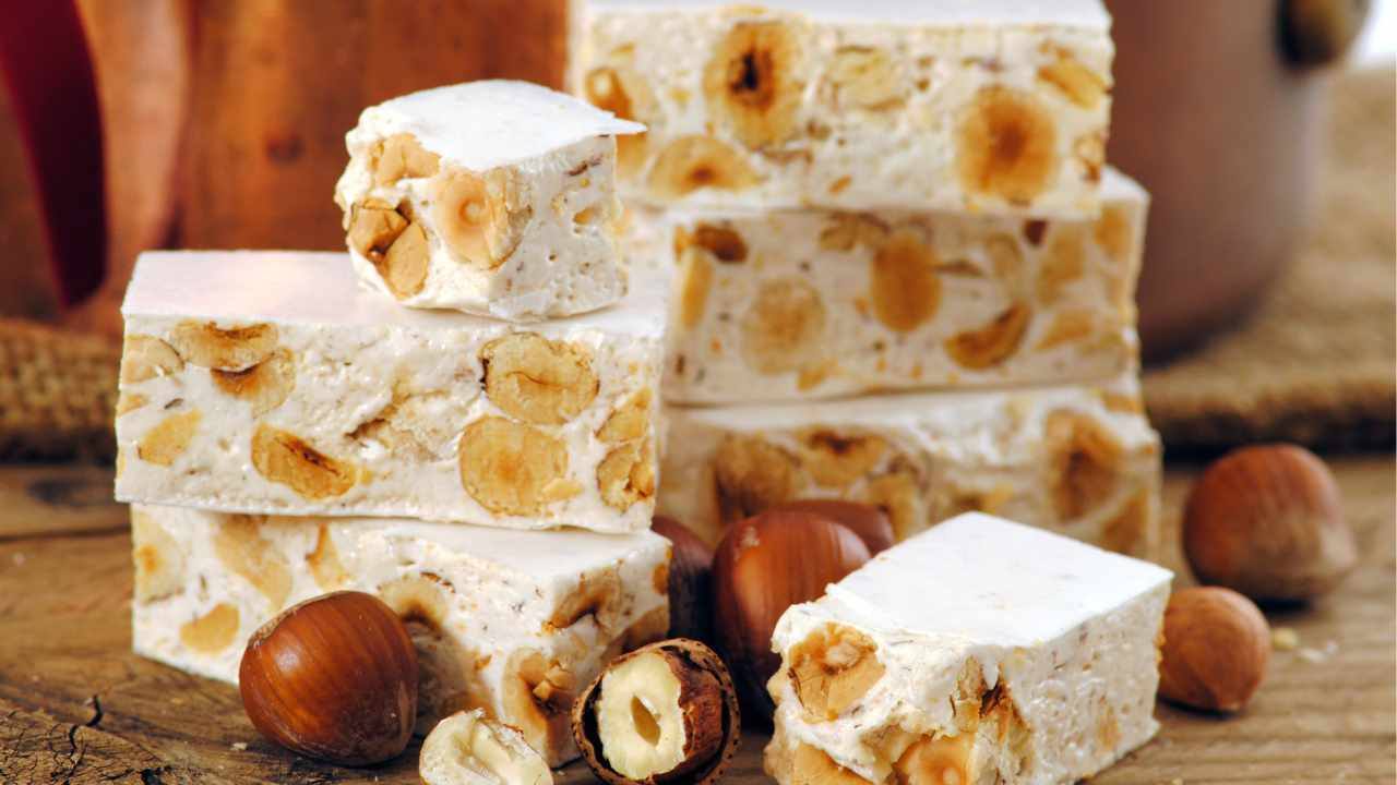 Torrone bianco fatto in casa, ricetta originale facile: uguale a quello ...