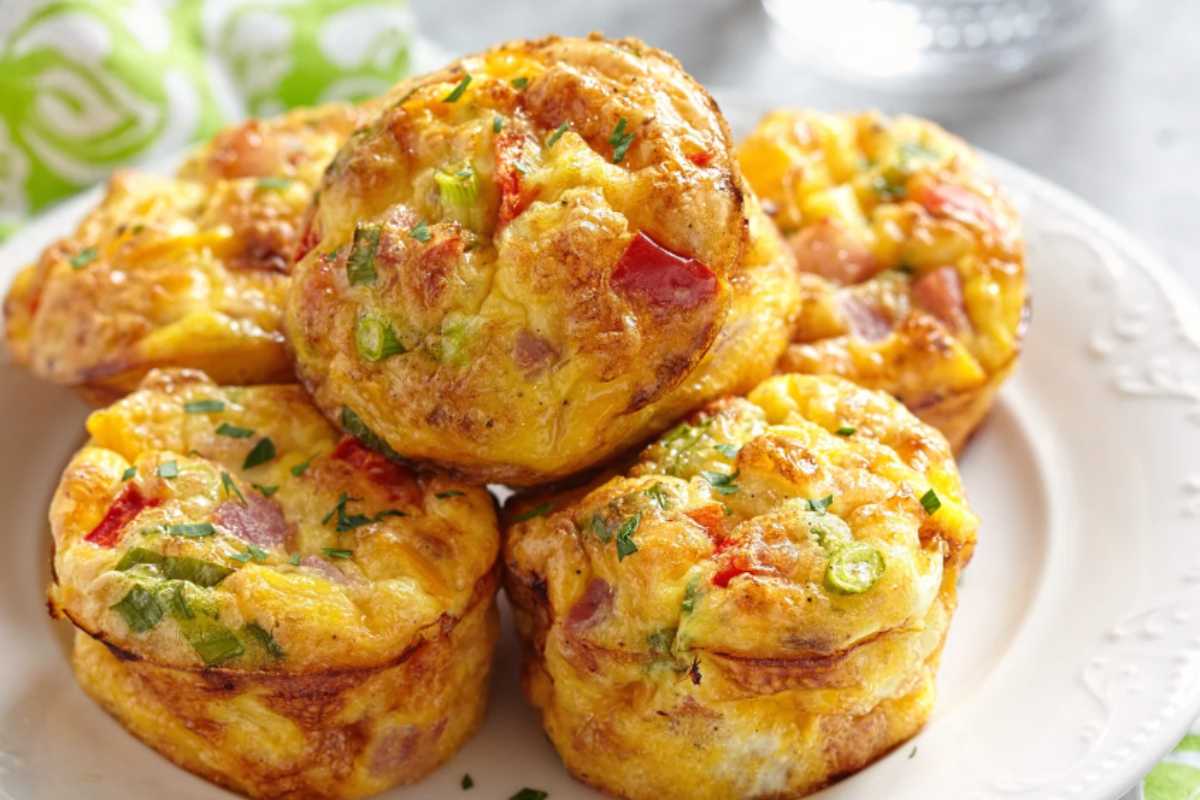 Verso le uova sbattute negli stampini e via in forno: questi tortini ...